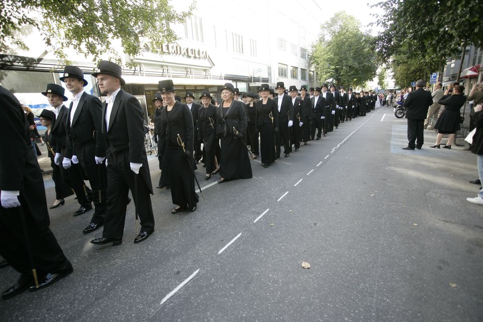 Jyväskylän yliopiston promootio näkyy katukuvassa lauantaina ...