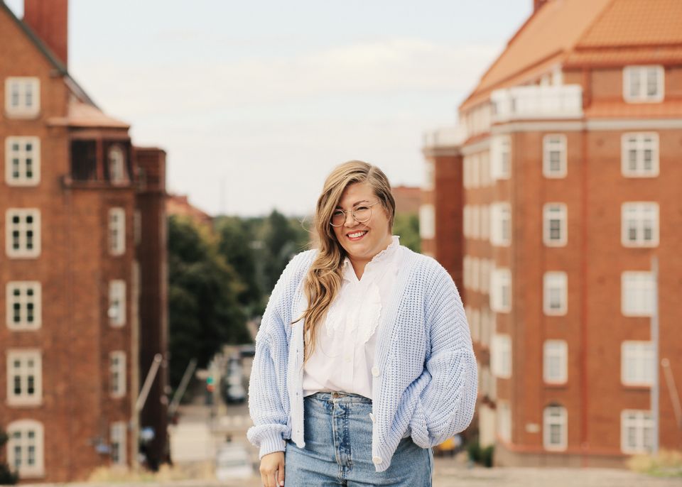 Tiia Rantasen Suurin piirtein on omaelämäkerta, joka osaa nauraa ...