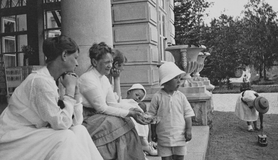 KAMUn uusi näyttely Kartano Kuninkaantien varrella kertoo ...