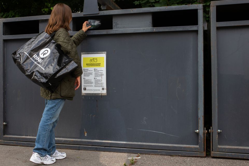 Rinki avasi Ylläsjärvelle uuden muovipakkausten lajittelupisteen ...