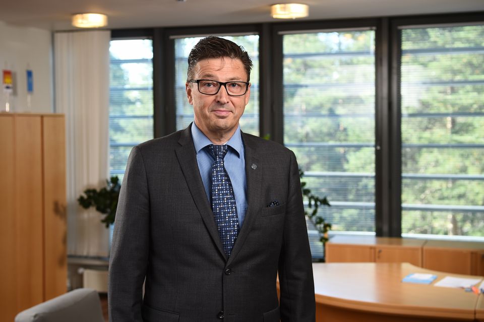 Oulun yliopiston väistyvä rehtori Jouko Niinimäki vastaanotti kiitokset ...