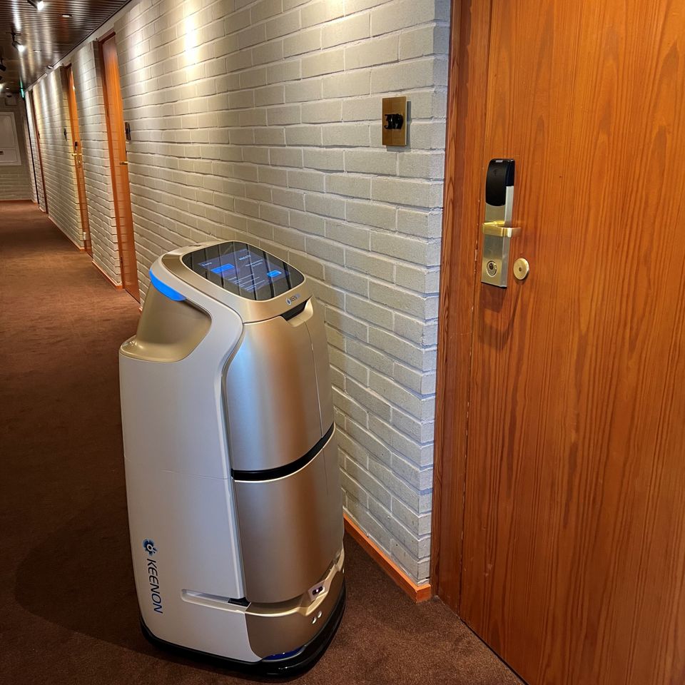 Video: Finlands veterligen första hotellrobot testas på Hanaholmen ...