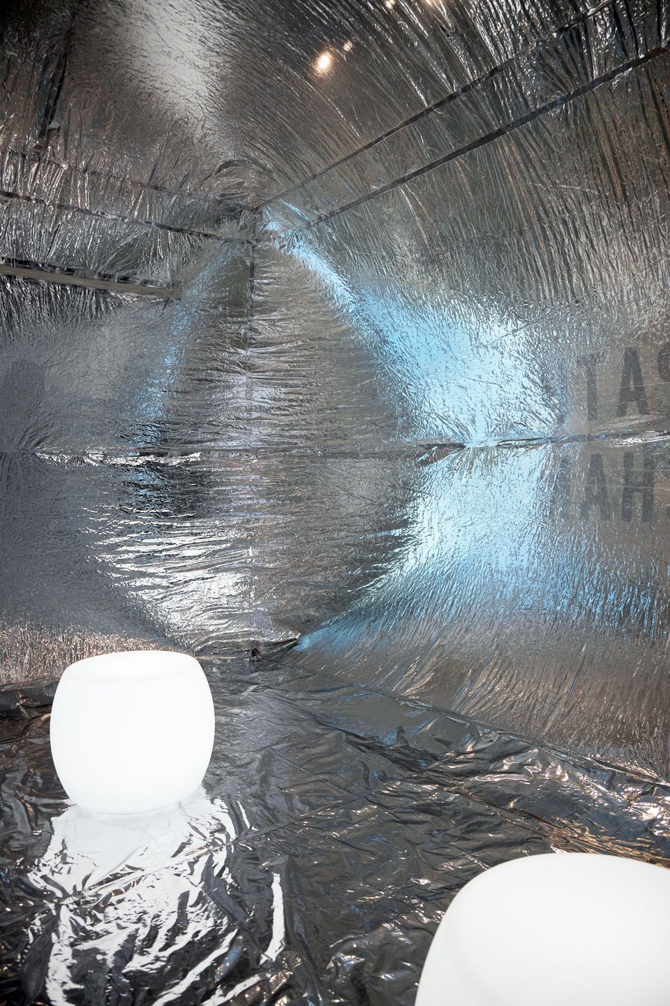 Amos Rexin vuoden 2025 näyttelyt haastavat kävijöiden käsityksiä ...