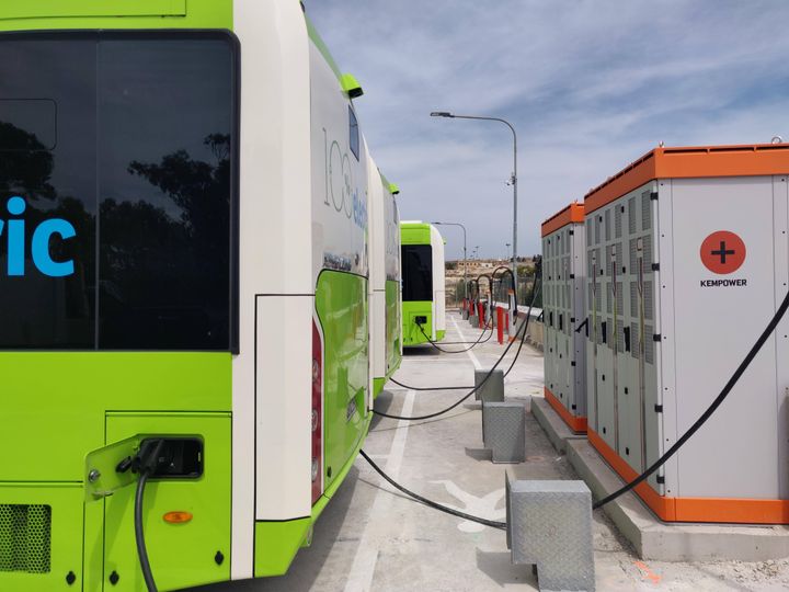 Kempowerin pikalatausratkaisut otettiin käyttöön Maltan ensimmäisellä sähköbussivarikolla ...