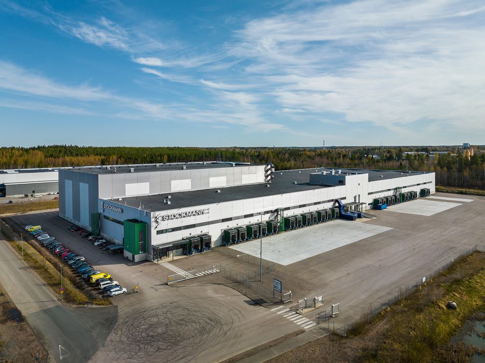 Solnet Group asentaa Suomen suurimman kattoasenteisen aurinkovoimalan ...