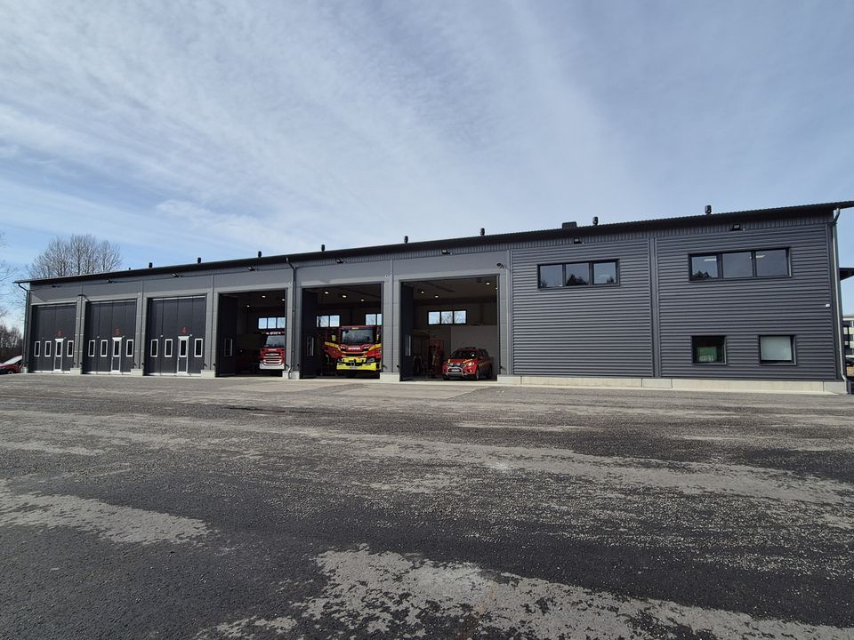 Ny brandstation togs i bruk i Kronoby: ”Nu blir utryckningarna ...