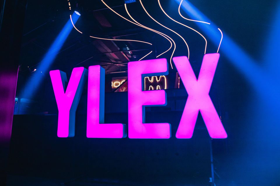 YleX palkittiin vuoden mediana musiikkialan Industry Awardsissa – Ella ...
