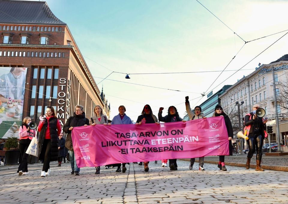 Presidentti Tarja Halonen, Sanna Marin ja piispa Mari Leppänen ...